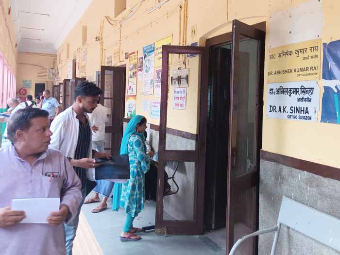 100 Patients, One Doctor And One Hand Treatment - Varanasi News