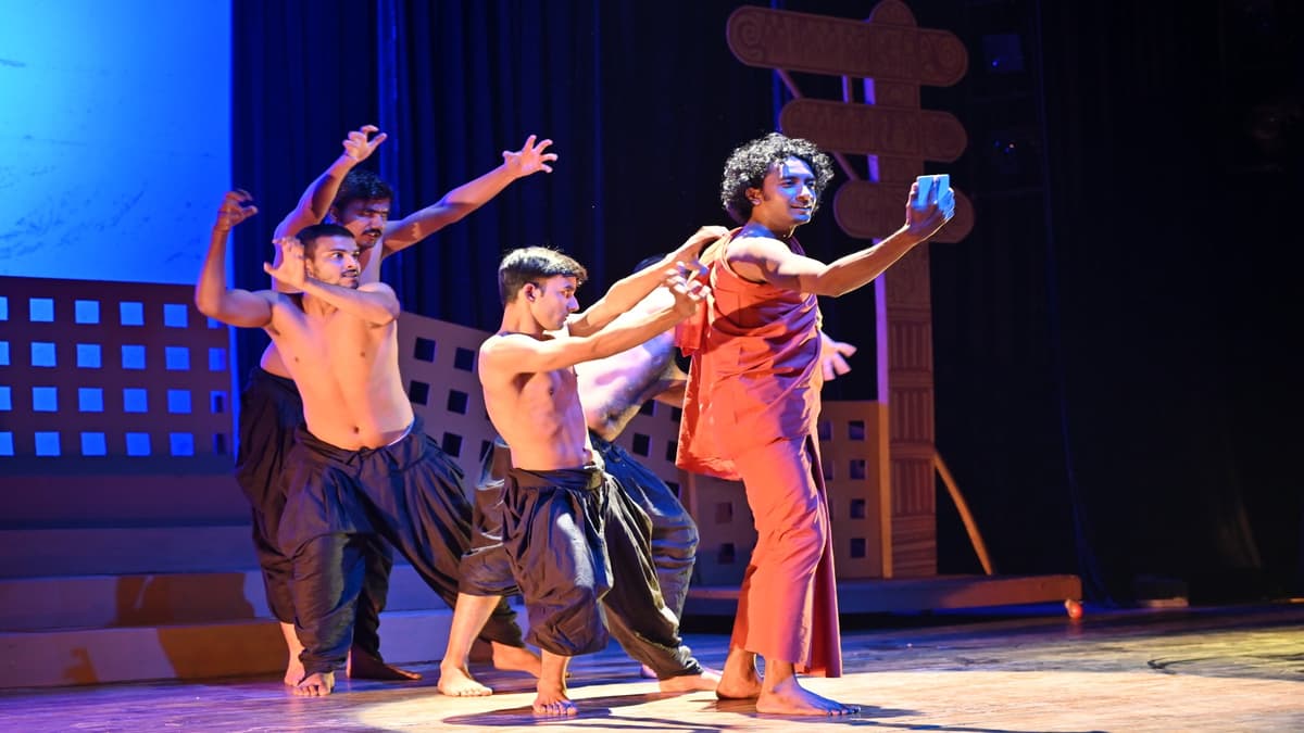 Drama Premchand Rangshala- The Magic Of Ambapali's Love And Beauty Was ...