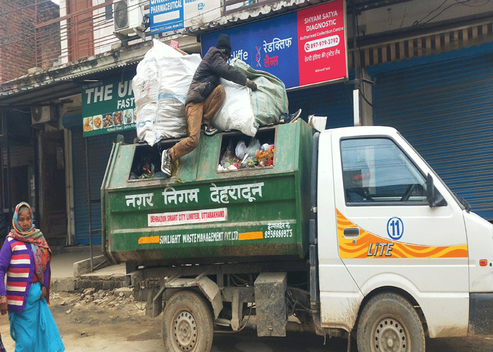 Garbage Vans Scatter The Garbage Across The City - Dehradun News