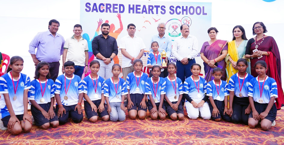 Sacred Hearts And Army Public School Won Volleyball Title - Bareilly News