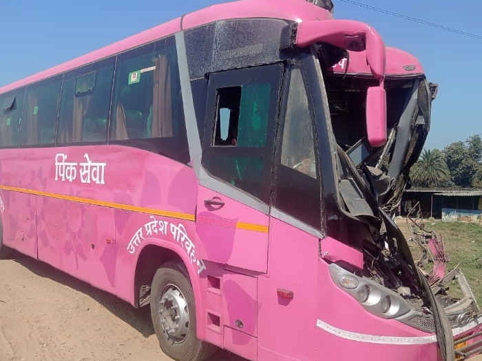 Accident News : Pink Bus Collided With A Truck Parked On The Roadside ...