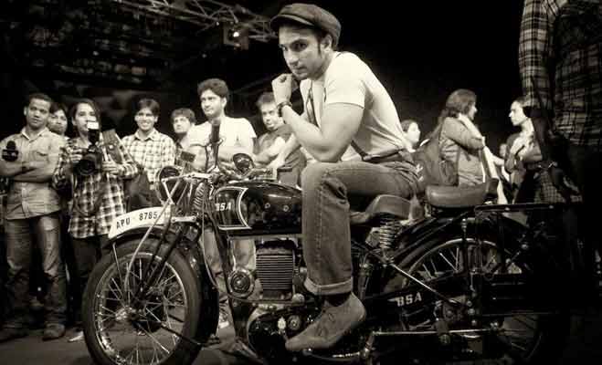 Top 10 Bollywood Stars And Their Bikes Collection- ये दस बॉलीवुड सितारे ...
