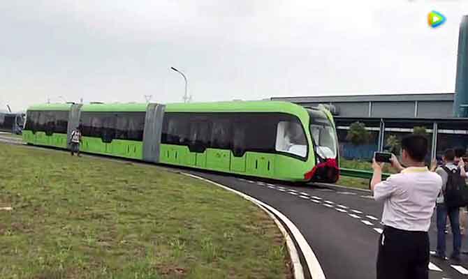 China Unveils World First Trackless Battery Train Amazingly Running On ...