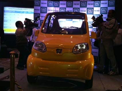 Bajaj Auto Launches RE 60- Bajaj Auto की पहली Car RE 60 देगी 35 Km Per ...