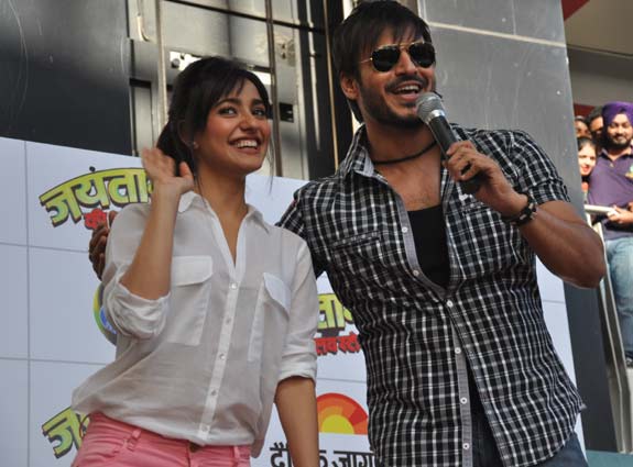 JayantaBhai Ki Love Story Vivek Oberoi And Neha Sharma Rock Kanpur On ...
