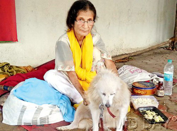 Former Editor Sunita Naik On Footpath- एक महिला संपादक पहुंची अर्श से ...