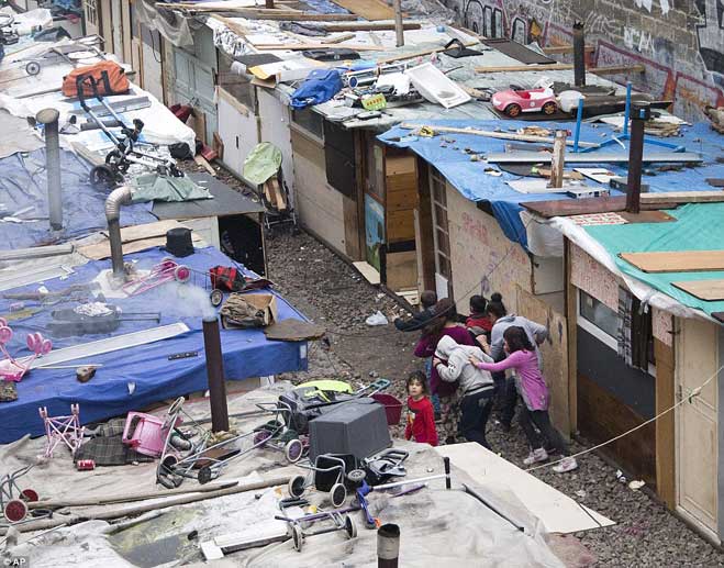 Third World Shanty Town In Heart Of Paris Roma Gypsies Create Their Own ...
