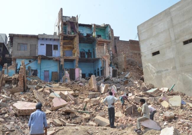 3 Storey Building Collapse In Taj City Agra, Video Goes Viral, People ...