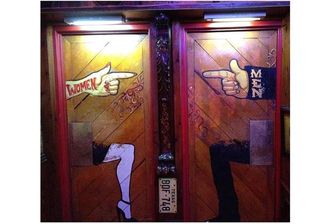 9 Bizarre Bathroom Signs From Across The World- ये हैं दुनियाभर के नौ ...
