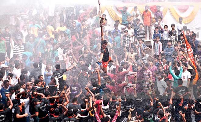 Do You Know Story Behind Celebrating Dahi Handi- जानें दही-हांडी के ...