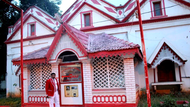 Sevenraj An Estate Agent From India Is Obsessed With Red And White- ये ...