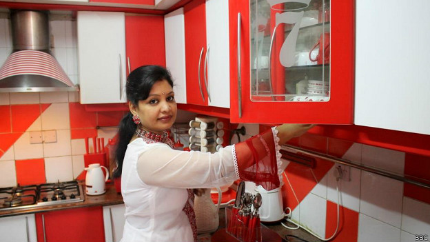 Sevenraj An Estate Agent From India Is Obsessed With Red And White- ये ...