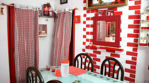 Sevenraj An Estate Agent From India Is Obsessed With Red And White- ये ...