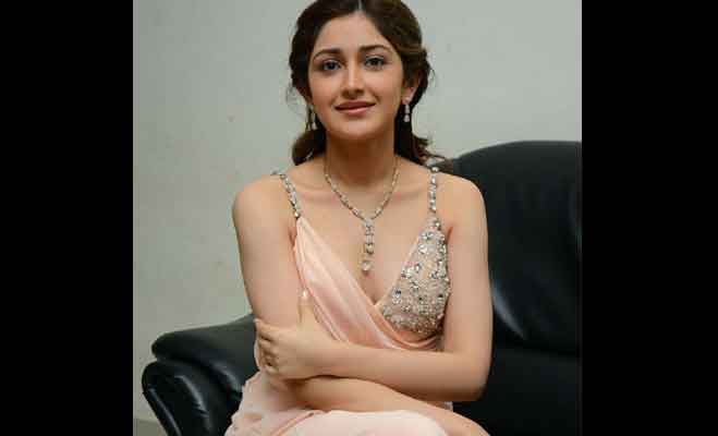 Shivay Film Actress Sayesha Saigal Hot Picture दिलीप कुमार की नातिन Sayyeshaasaigal की हॉट तस्