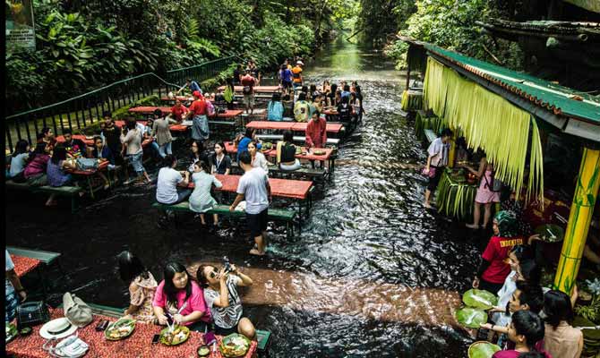 This Waterfall Turns Into A Restaurant And Tourists Enjoy Sea Food By ...