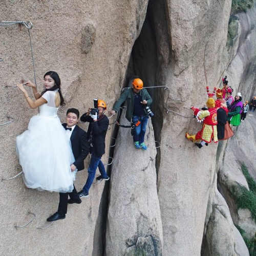 Newly Wedding Couple Dangled From High And Dangerous Cliff In China ...