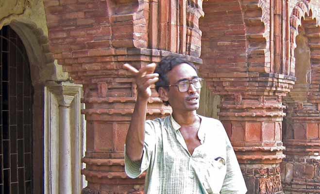 Yasin Pathan Taking Care Of Hindu Temple Since Last 34 Year- 34 सालों ...